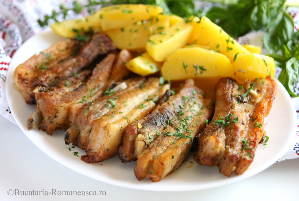 Coaste de porc la cuptor cu cartofi - Bucataria Romaneasca.ro
