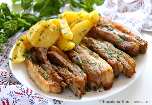 Coaste de porc la cuptor cu cartofi - Bucataria Romaneasca.ro