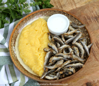 Hamsie prajita cu mamaliga si mujdei - Bucataria Romaneasca.ro