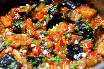 Mancare de vinete cu rosii si usturoi - Bucataria Romaneasca