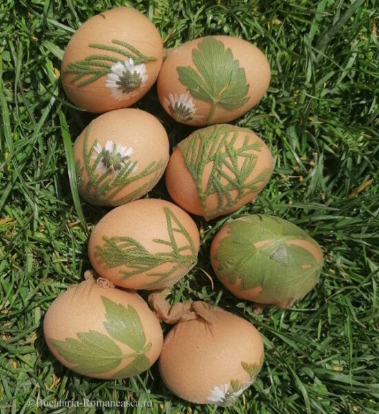 Oua de Paște decorate cu frunze si flori, vopsite natural - Bucataria ...