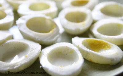 Oua umplute cu avocado si crema de branza - Bucataria Romaneasca.ro