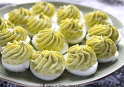 Oua umplute cu avocado si crema de branza - Bucataria Romaneasca.ro