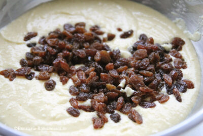 Pasca fara aluat cu branza dulce si stafide - Bucataria Romaneasca .ro