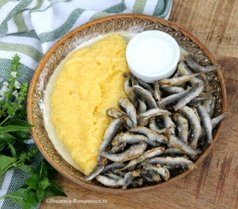 Hamsie prajita cu mamaliga si mujdei - Bucataria Romaneasca.ro